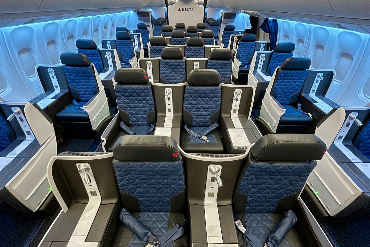 Onboard Delta's first retrofitted Boeing 767 with snazzy new cabins ...
