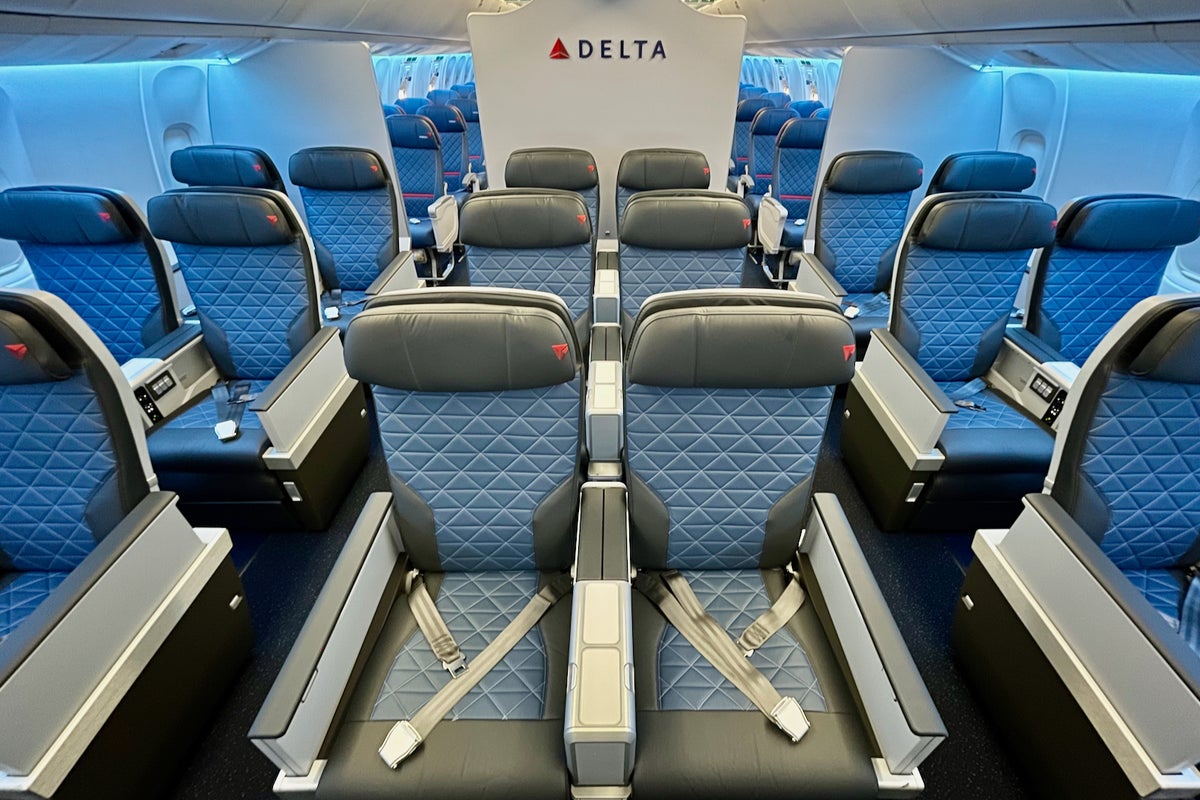 Onboard Delta's first retrofitted Boeing 767 with snazzy new cabins ...