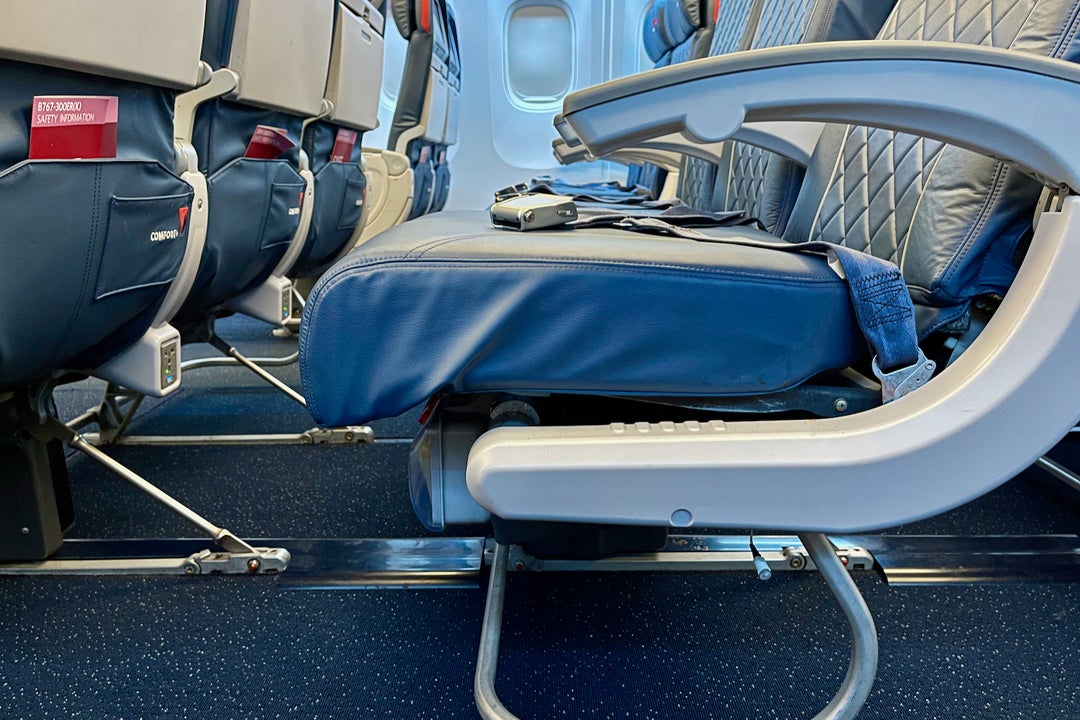 Onboard Delta's first retrofitted Boeing 767 with snazzy new cabins ...