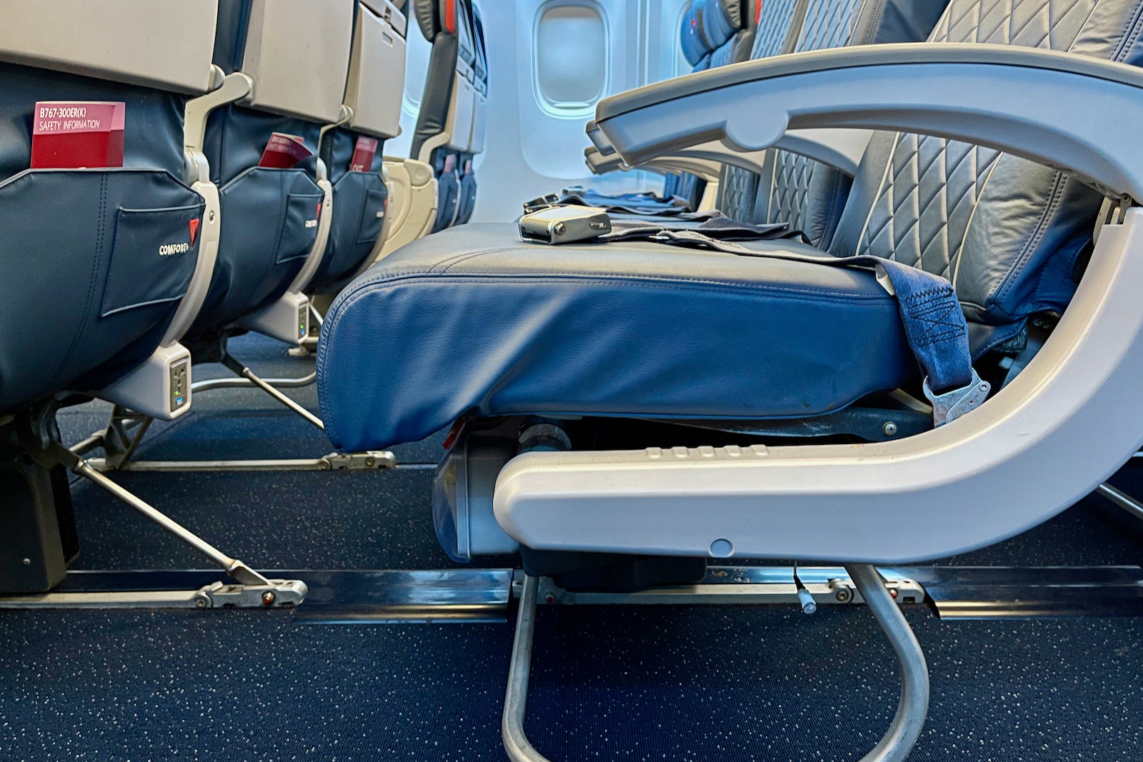 Onboard Delta's first retrofitted Boeing 767 with snazzy new cabins ...