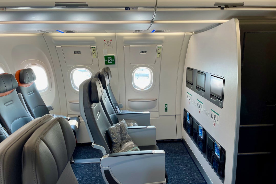 First look: How JetBlue's first A321LR stacks up against the Mint ...