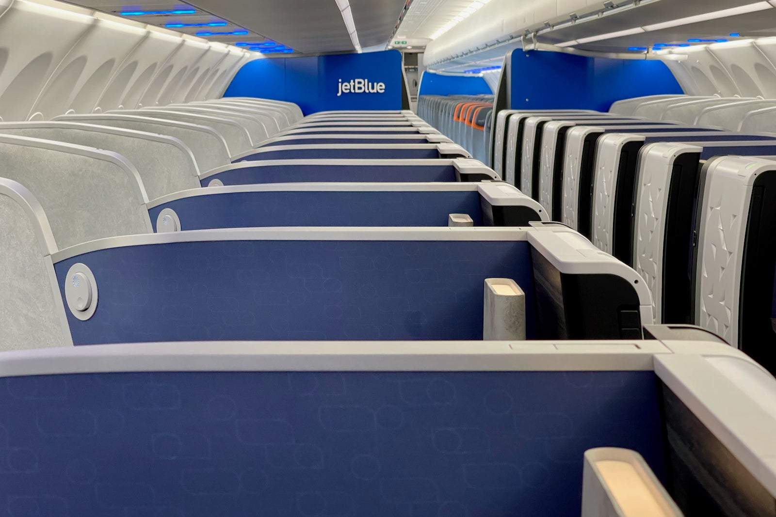 First look: How JetBlue's first A321LR stacks up against the Mint ...