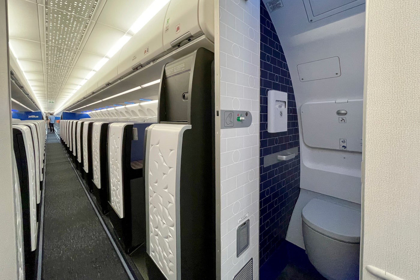 First look: How JetBlue's first A321LR stacks up against the Mint ...