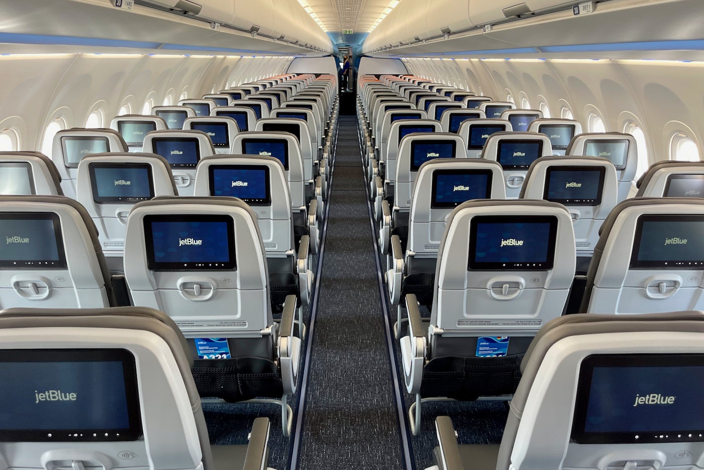 First look: How JetBlue's first A321LR stacks up against the Mint ...