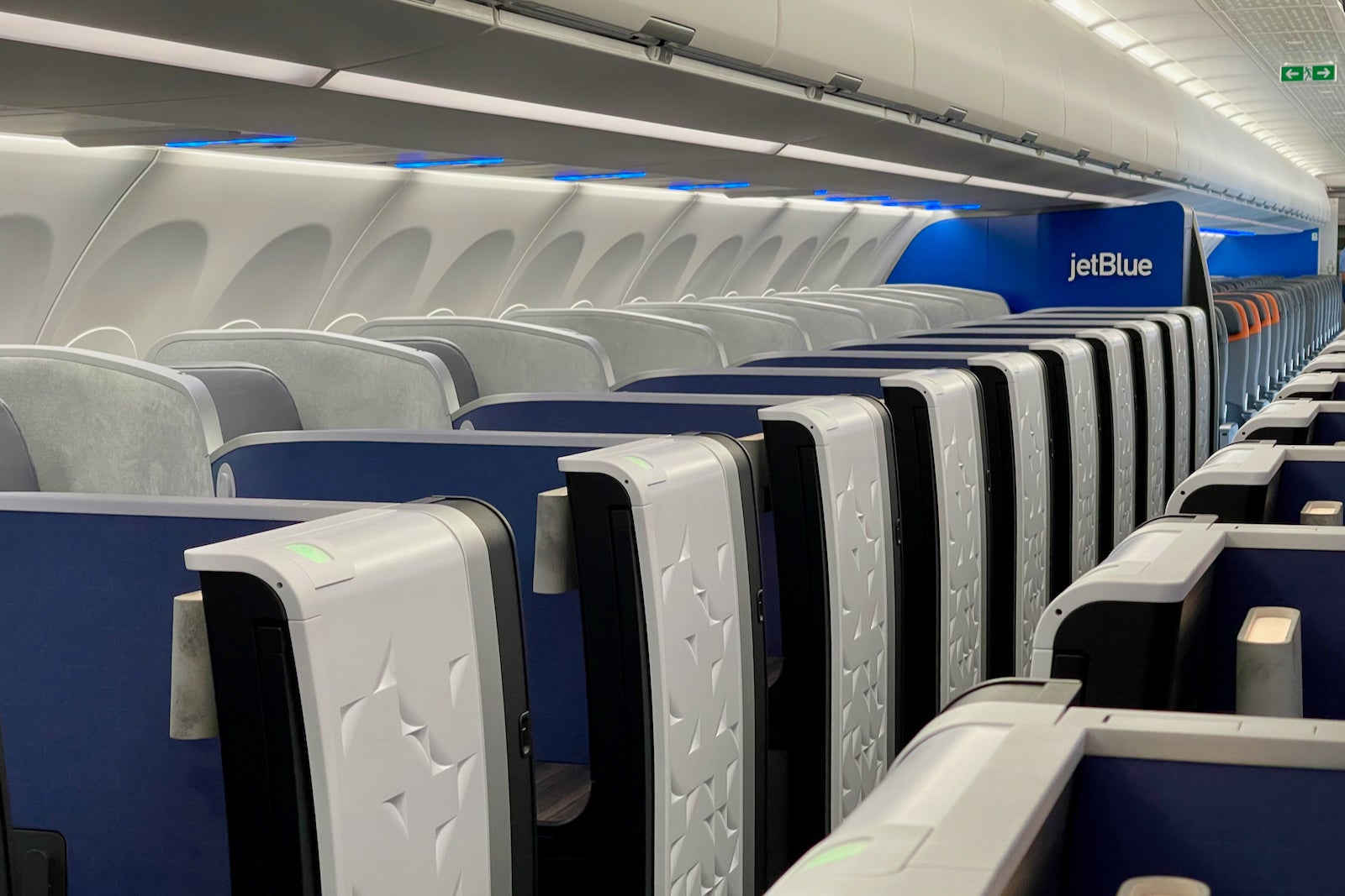 First look: How JetBlue's first A321LR stacks up against the Mint ...