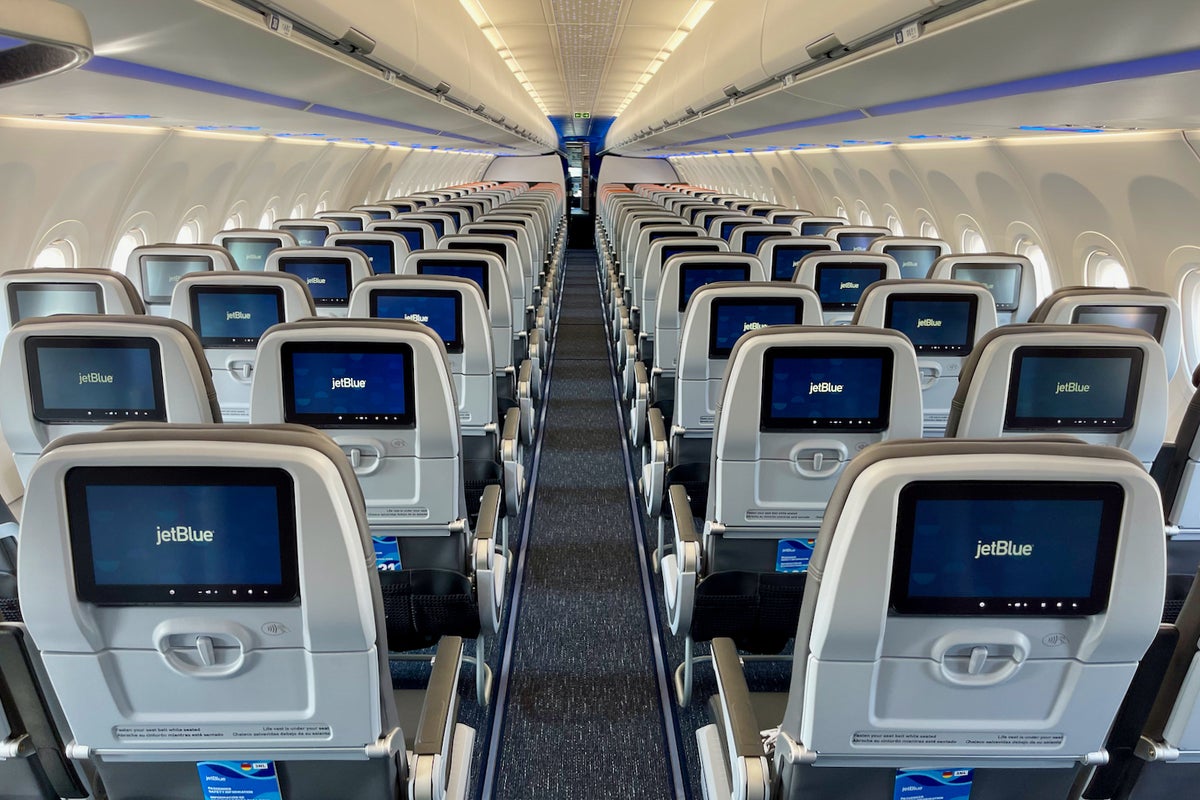First look: How JetBlue's first A321LR stacks up against the Mint ...
