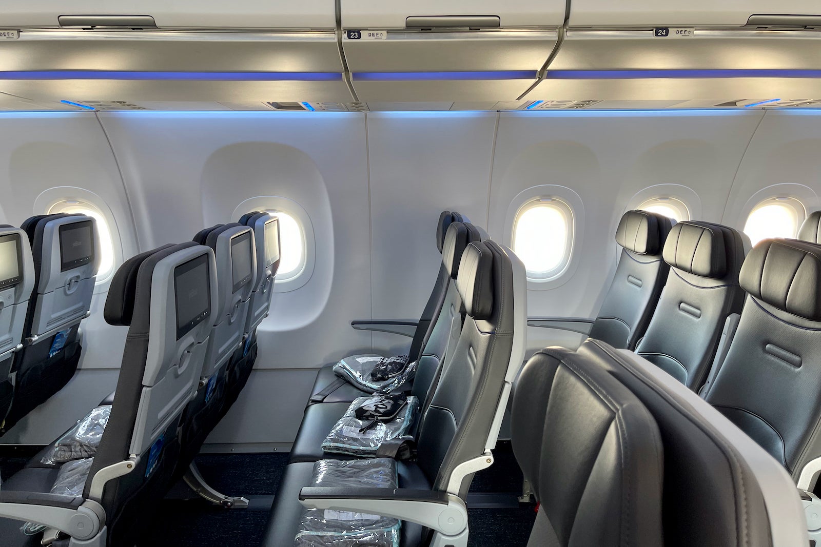 First look: How JetBlue's first A321LR stacks up against the Mint ...