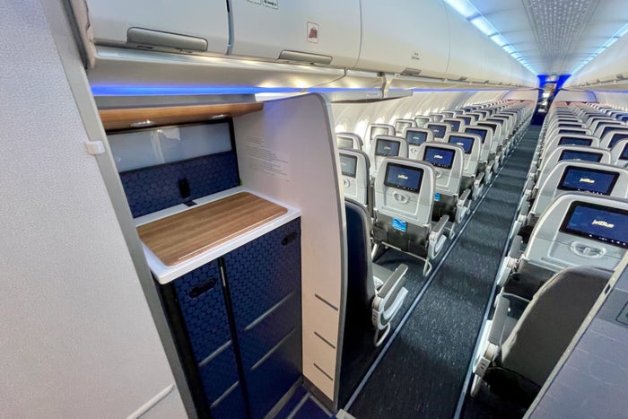 First look: How JetBlue's first A321LR stacks up against the Mint ...