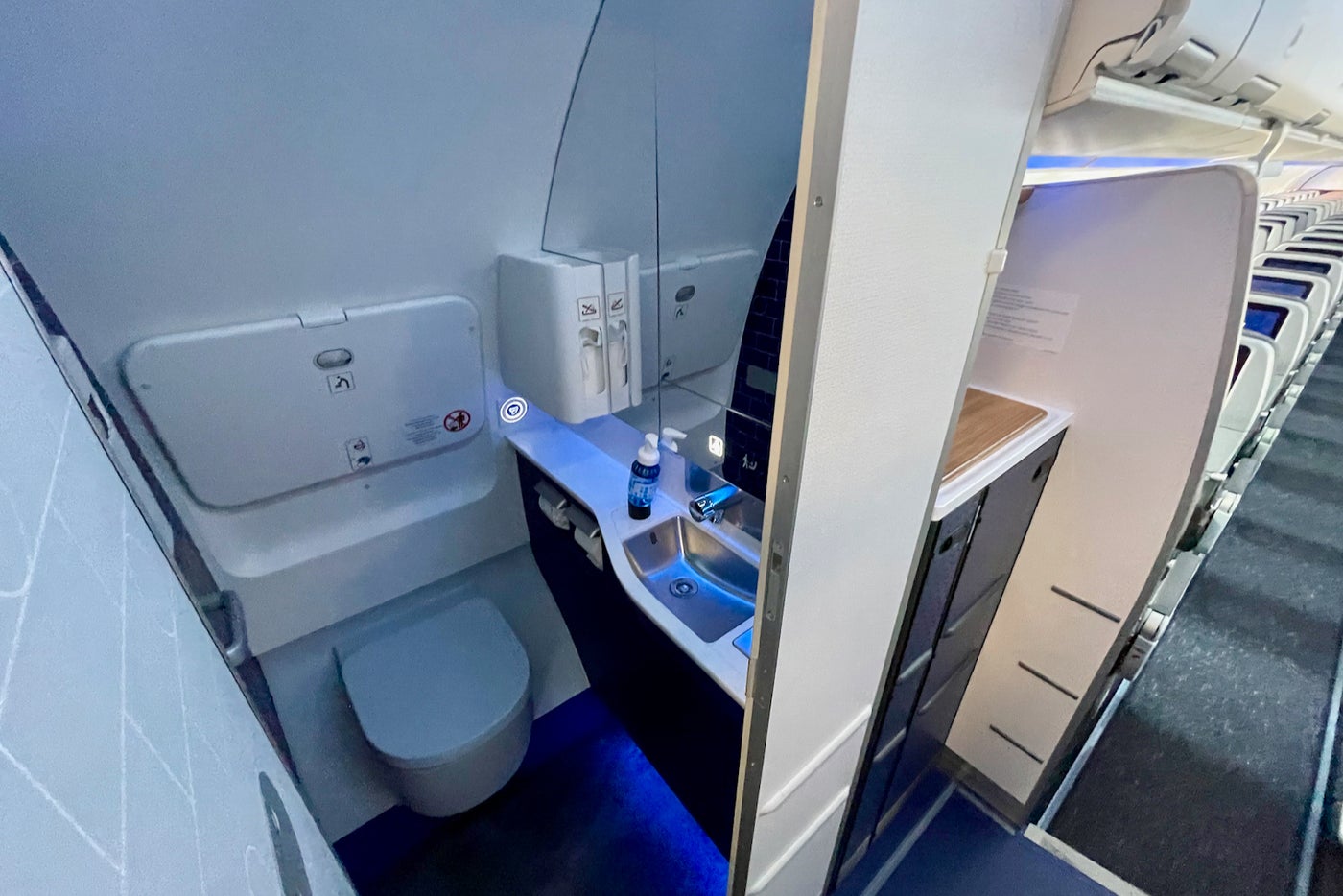 First look: How JetBlue's first A321LR stacks up against the Mint ...