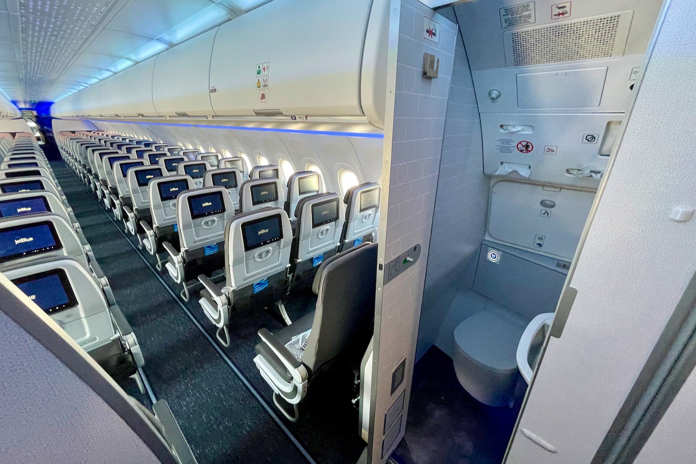First look: How JetBlue's first A321LR stacks up against the Mint ...