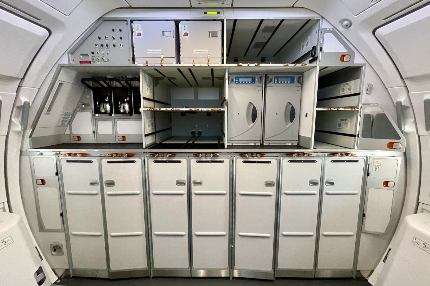 First look: How JetBlue's first A321LR stacks up against the Mint ...