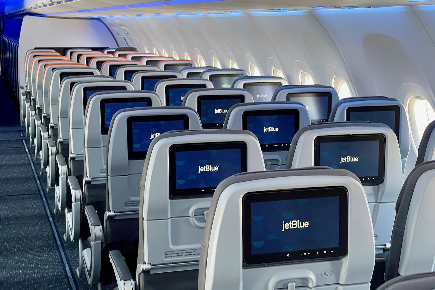 First look: How JetBlue's first A321LR stacks up against the Mint ...