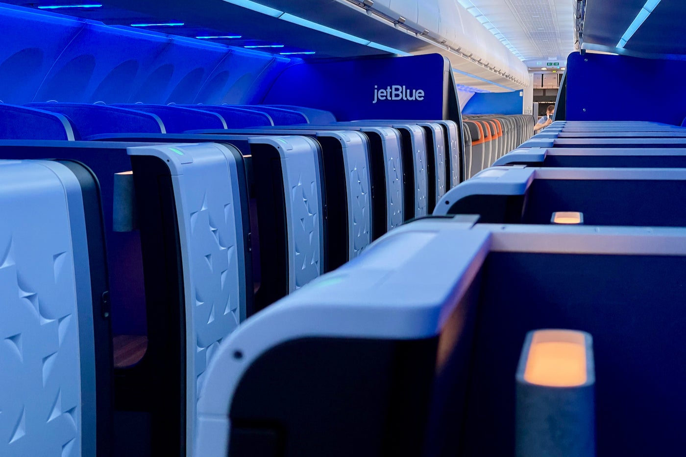 First look: How JetBlue's first A321LR stacks up against the Mint ...
