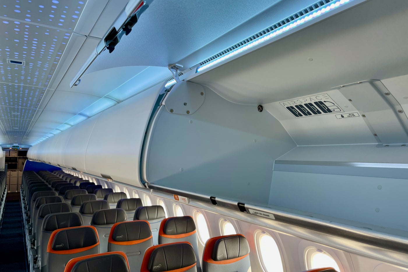 First look: How JetBlue's first A321LR stacks up against the Mint ...
