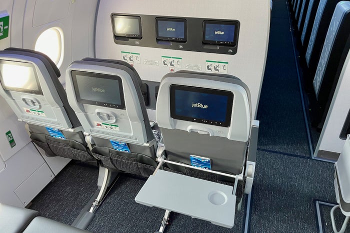 First look: How JetBlue's first A321LR stacks up against the Mint ...