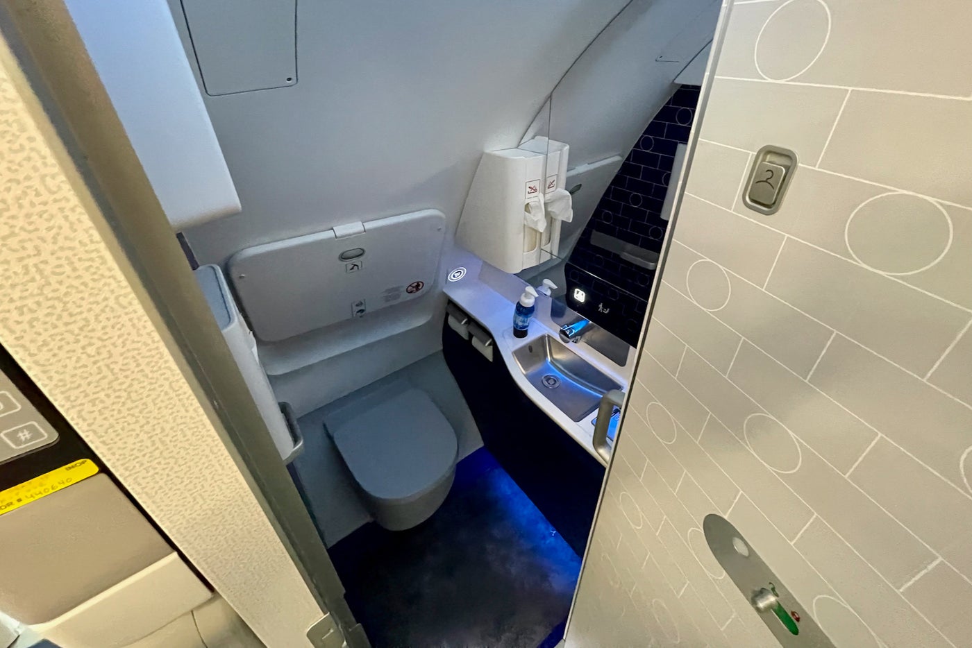 First look: How JetBlue's first A321LR stacks up against the Mint ...