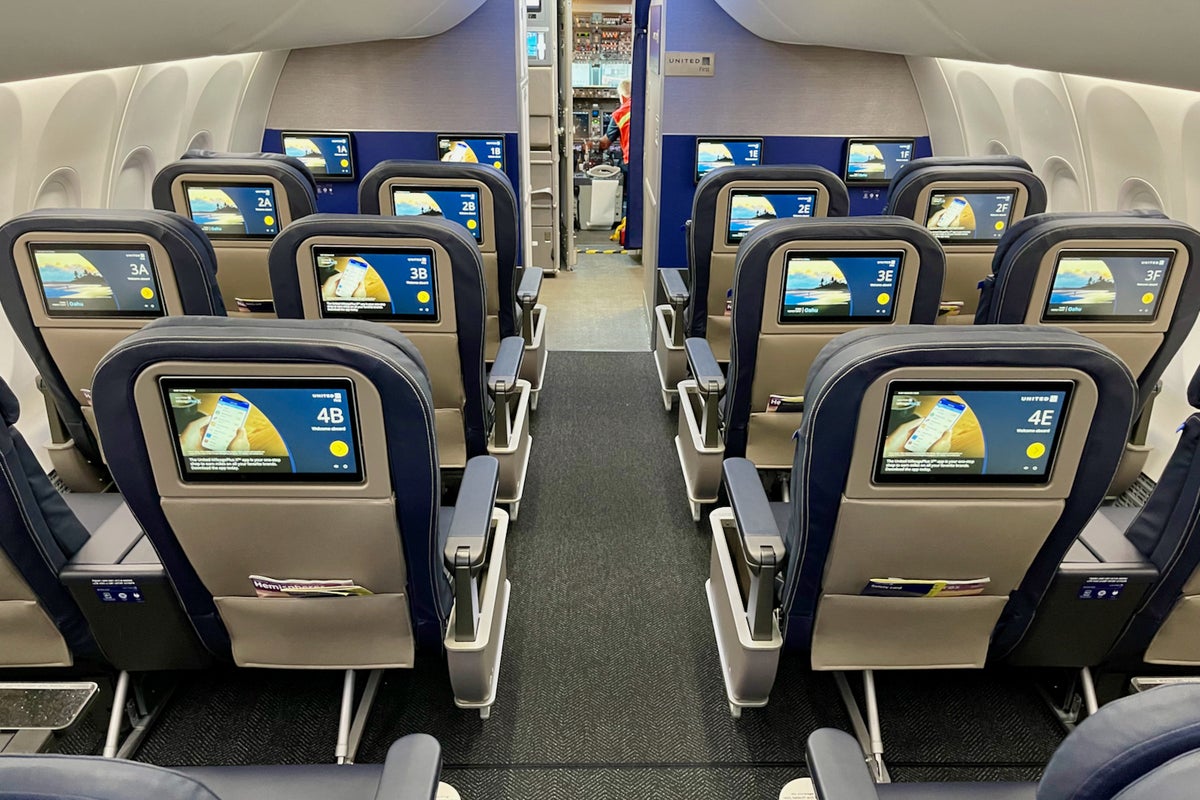 Where to sit: United’s Boeing 737 MAX 8 with the new signature interior ...