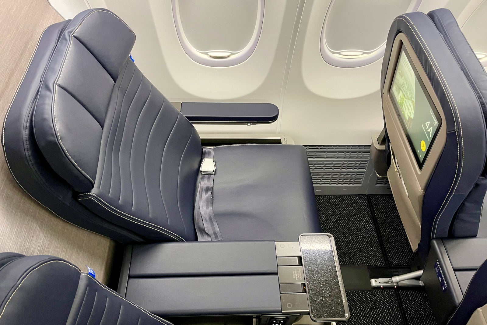 Where to sit: United’s Boeing 737 MAX 8 with the new signature interior ...