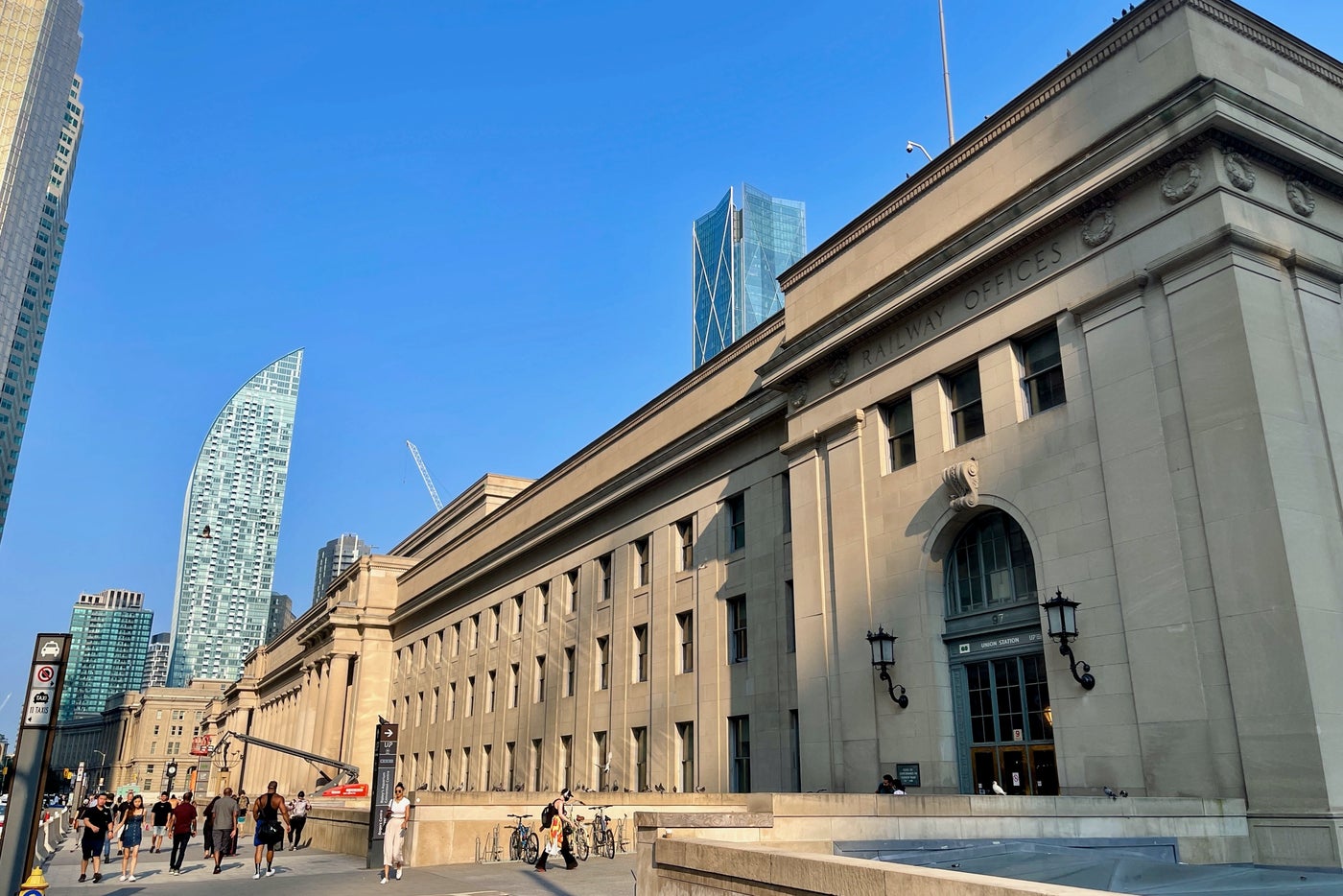 Riding Toronto's UP Express airport train from YYZ to Toronto