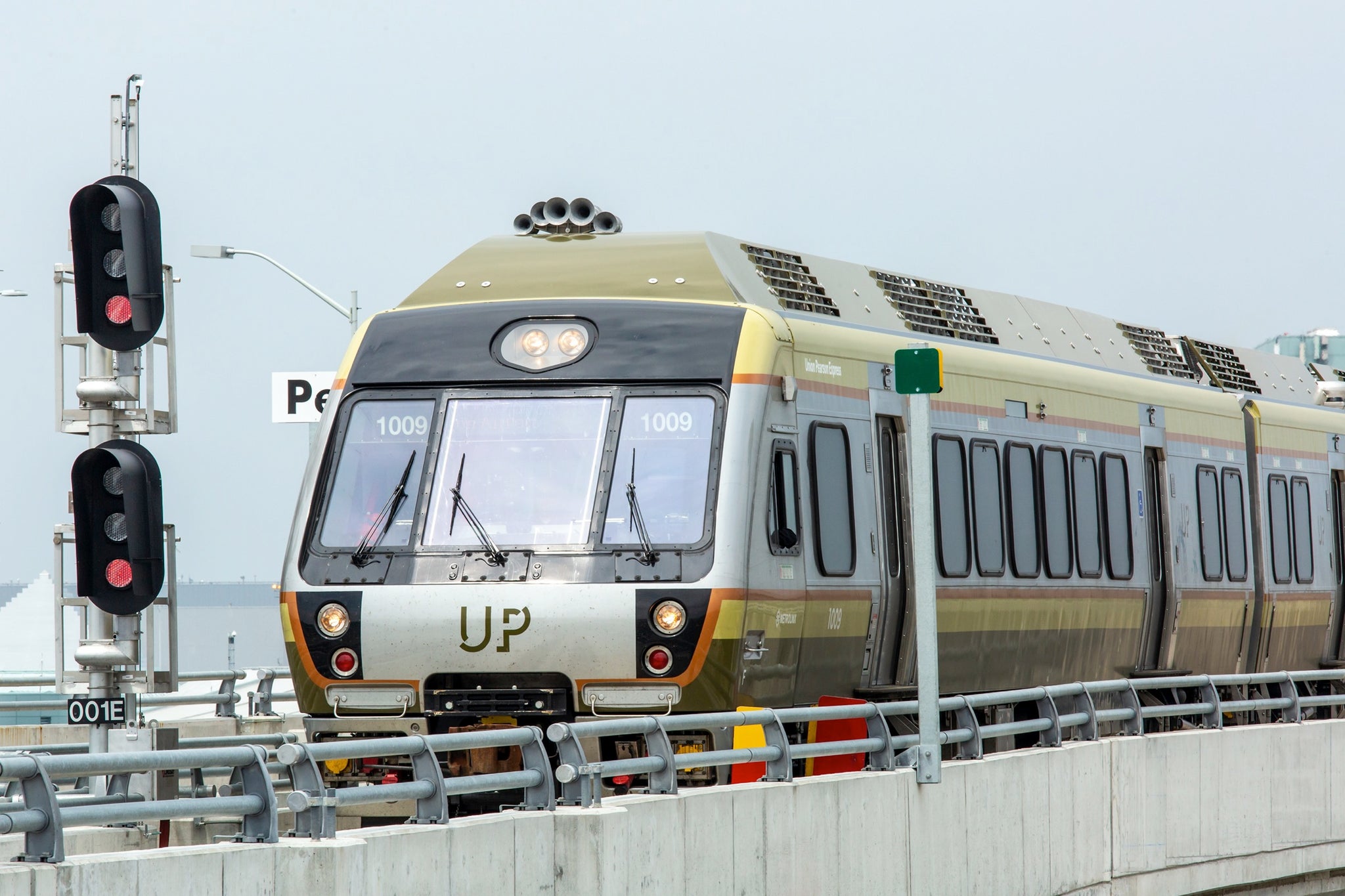 Riding Toronto's UP Express airport train from YYZ to Toronto - The ...