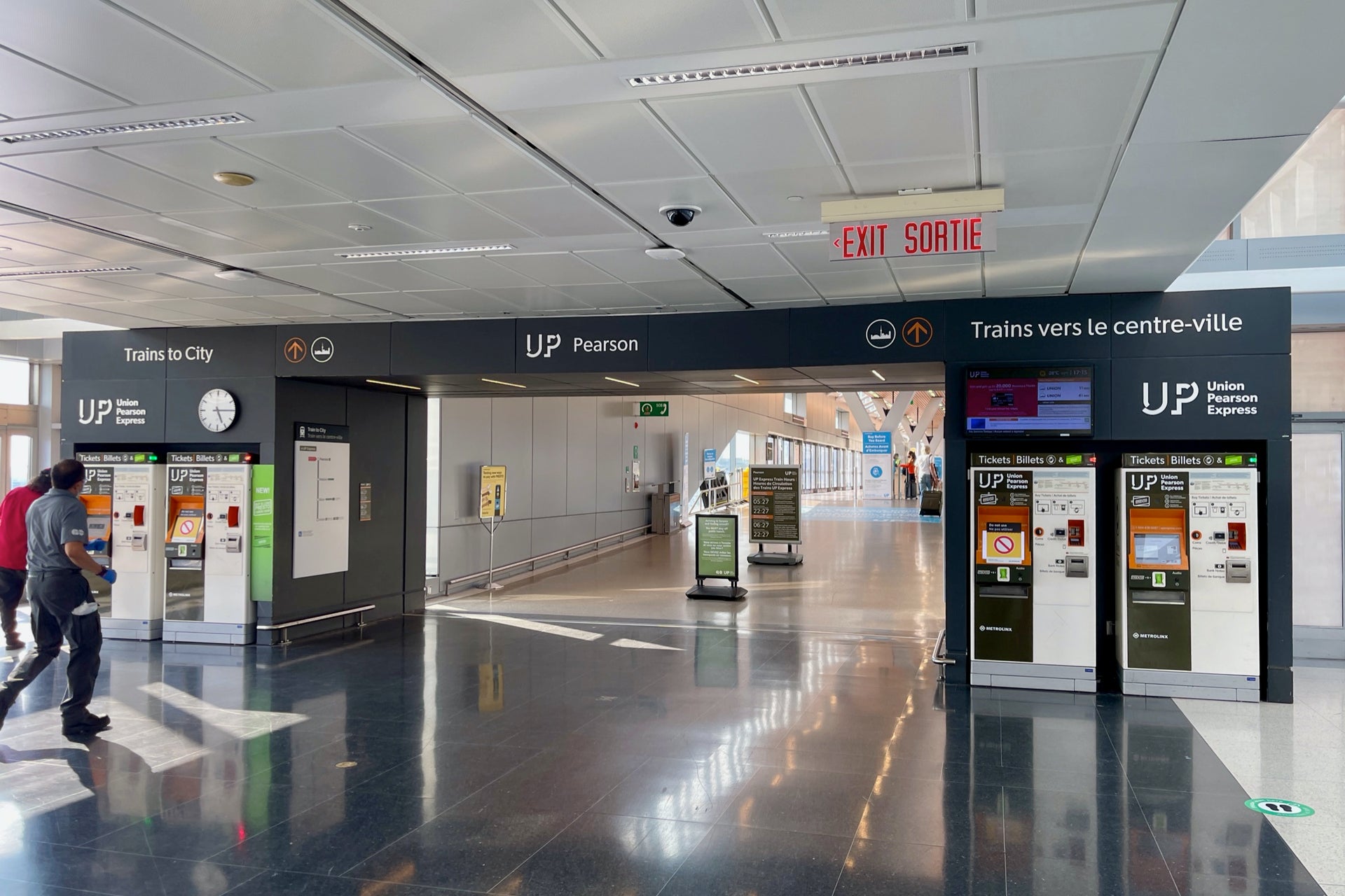 Riding Toronto's UP Express airport train from YYZ to Toronto - The ...