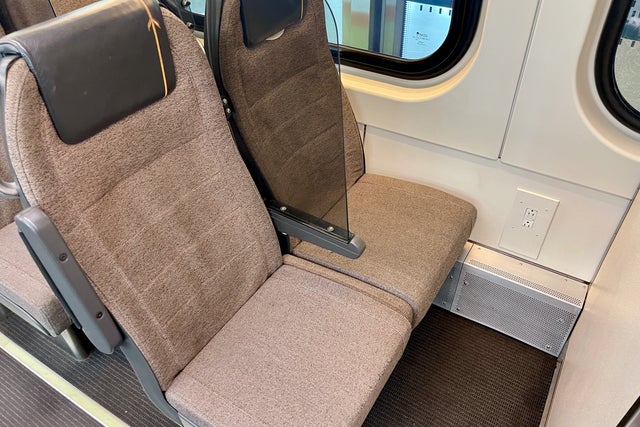 Riding Toronto's UP Express airport train from YYZ to Toronto - The ...