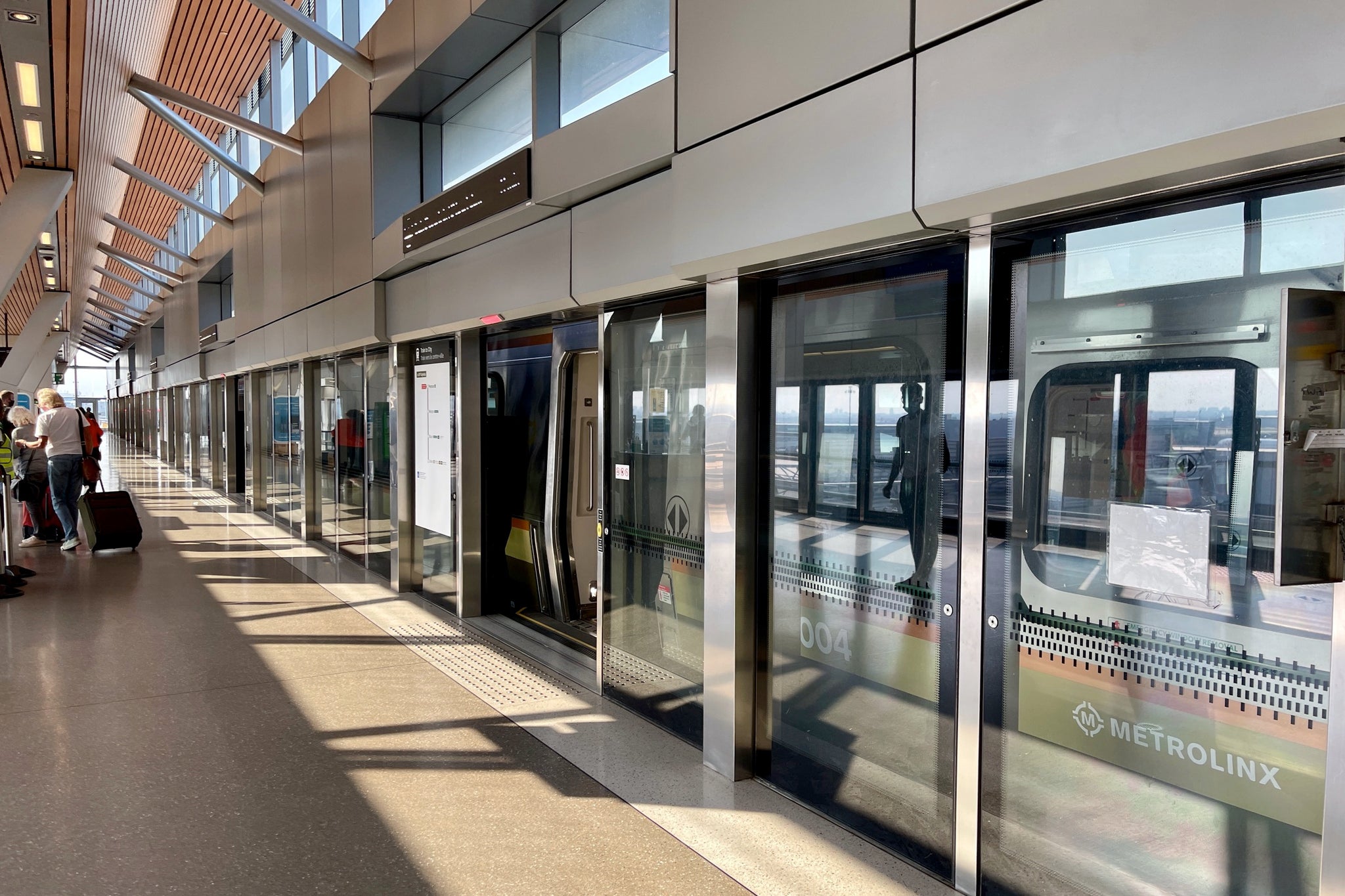 Riding Toronto's UP Express airport train from YYZ to Toronto - The ...