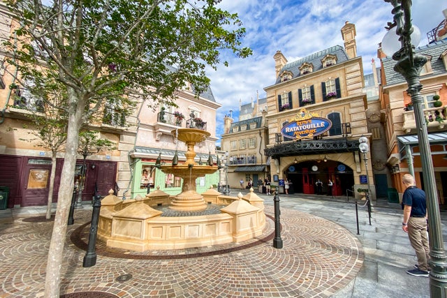 Prepare to stand in line: Disney World pauses virtual queues — for now ...