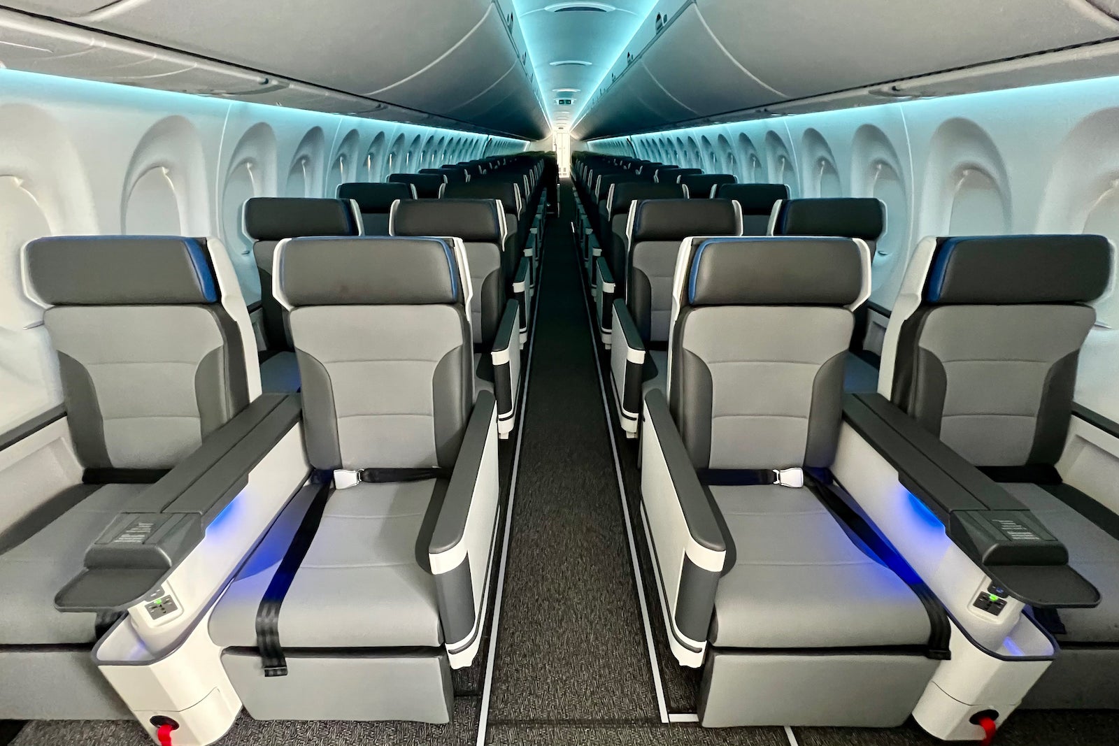 Inside Breeze Airways’ swanky Airbus A220 with 36 first-class recliners ...