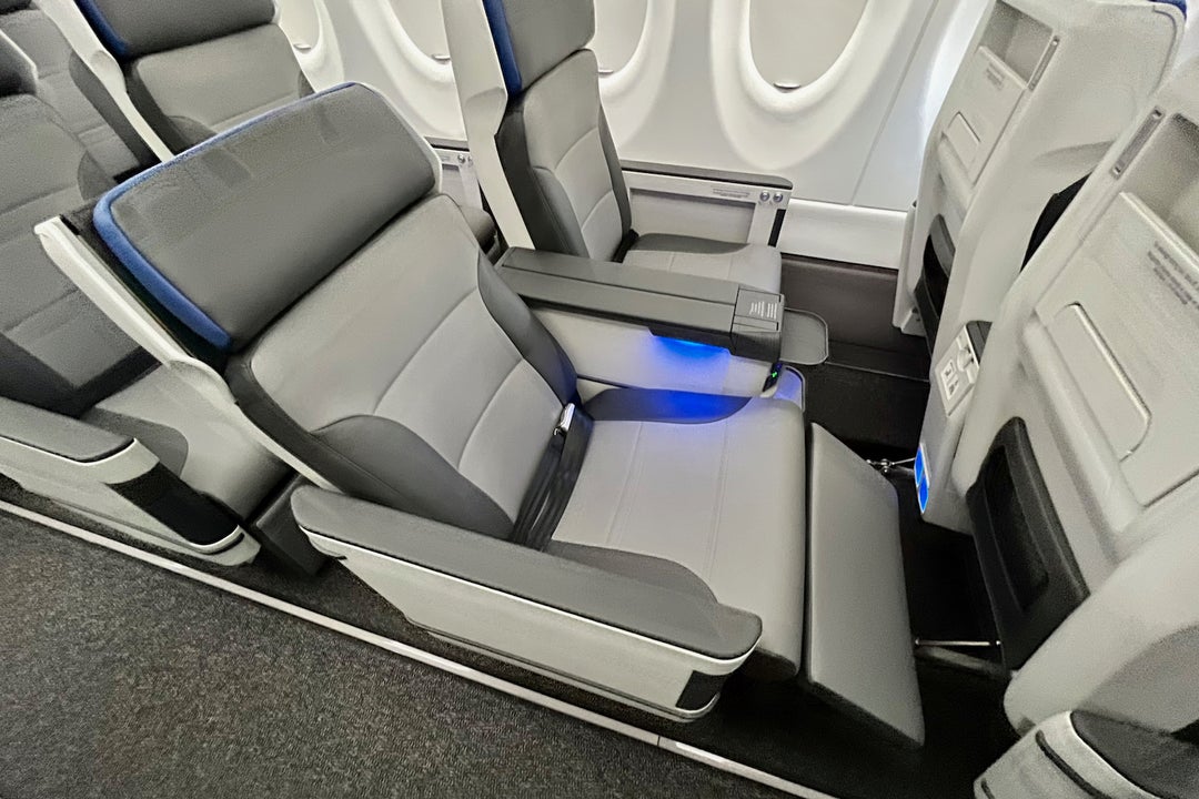 Breeze unveils first 17 Airbus A220 routes with new first-class product ...