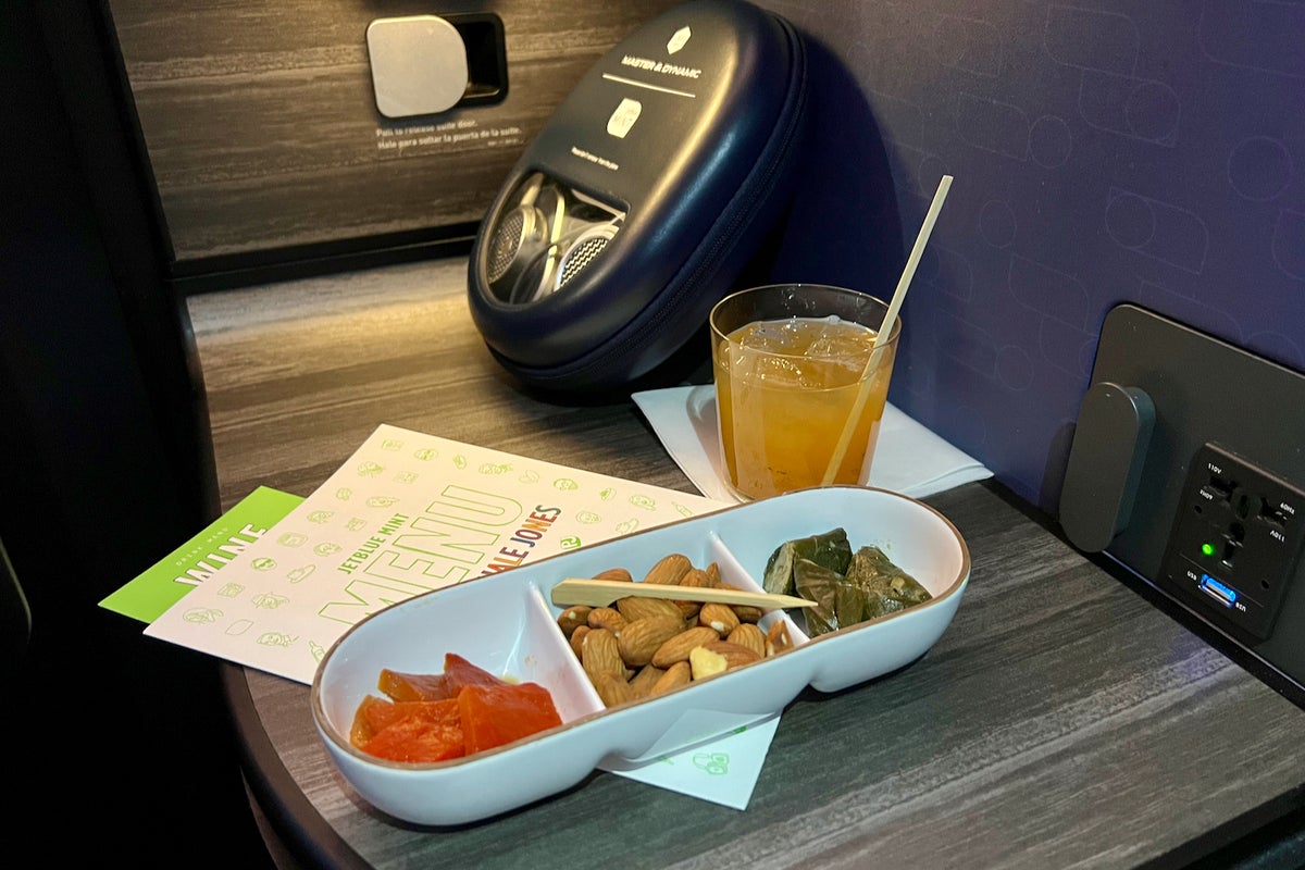 JetBlue debuts an exciting new menu that covers its big inaugural - The ...