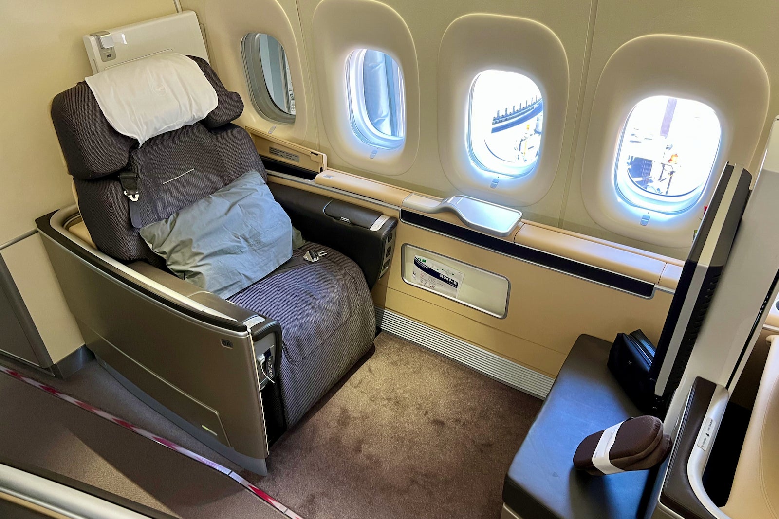 Review Lufthansa First Class On The Boeing 747 8 From Frankfurt To