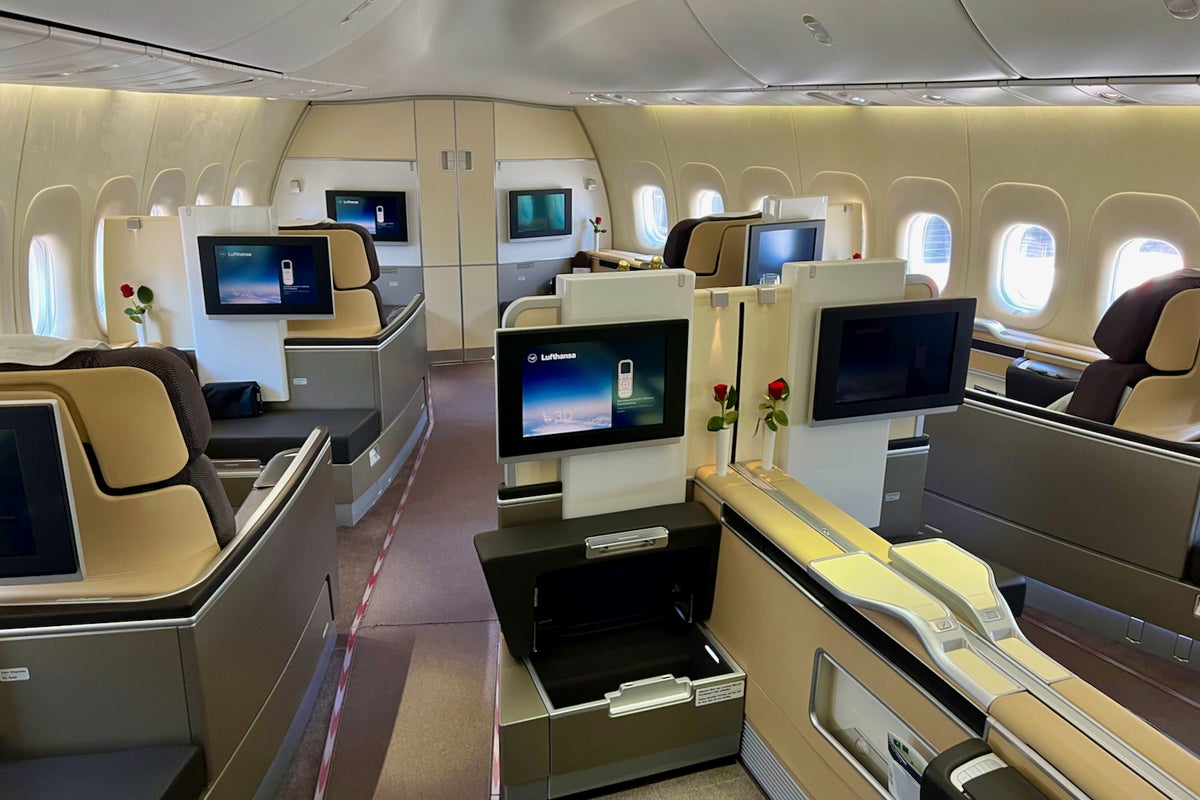 Review: Lufthansa first class on the Boeing 747-8, from Frankfurt to ...