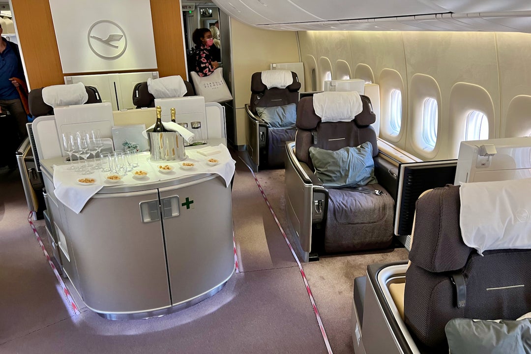Review: Lufthansa first class on the Boeing 747-8, from Frankfurt to ...