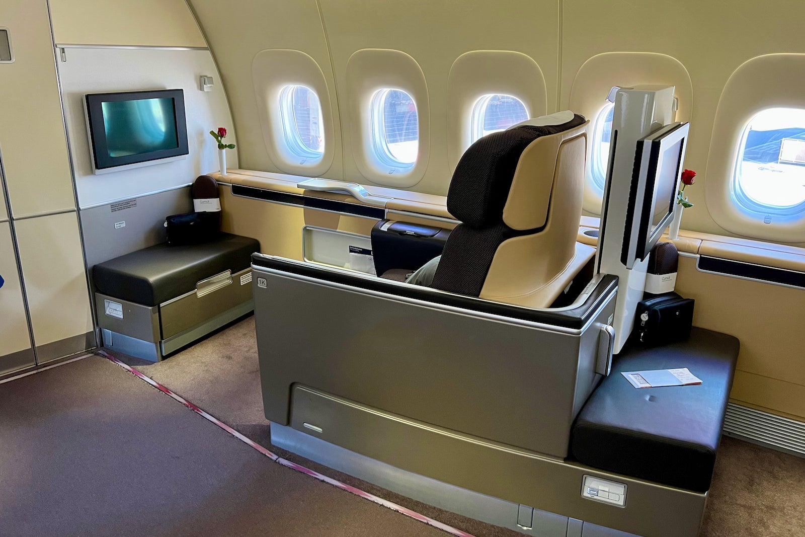 Review: Lufthansa first class on the Boeing 747-8, from Frankfurt to ...