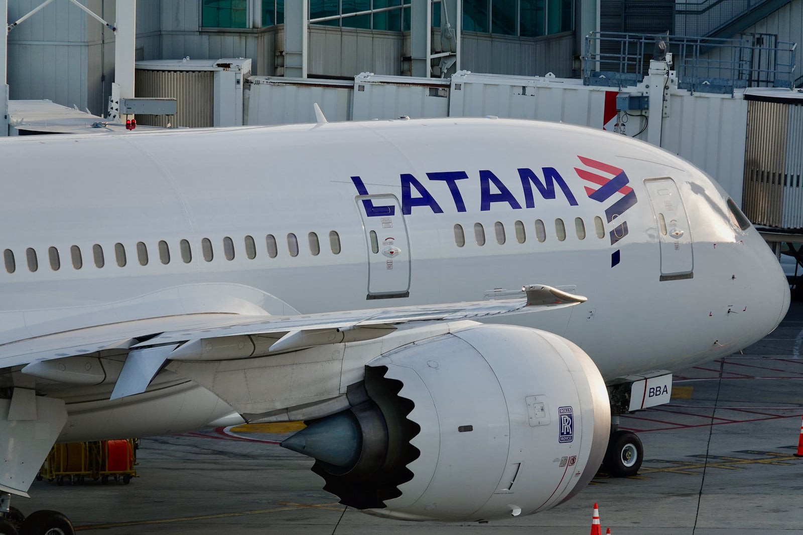 LATAM debuts new business-class suites on its Boeing 787 Dreamliners ...