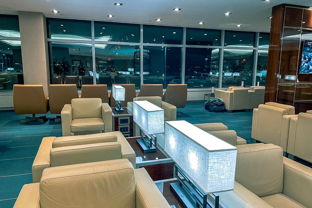 A tale of two cabins: A review of Emirates first class and economy from ...