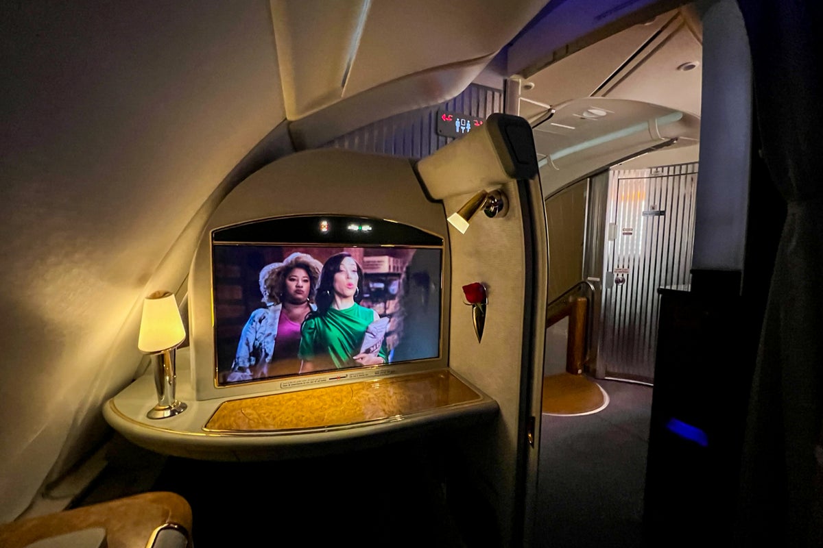 A tale of two cabins: A review of Emirates first class and economy from ...