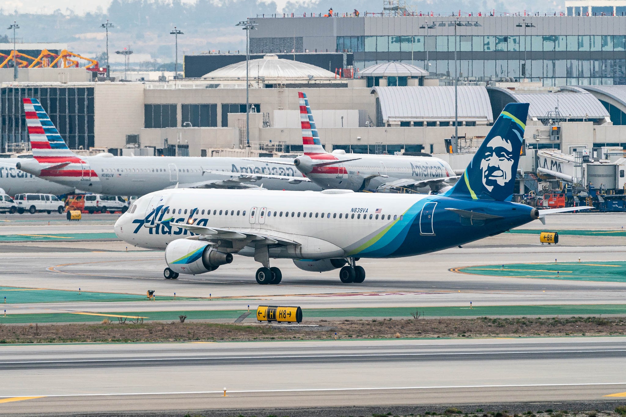Alaska Airlines goes all-in on Boeing, accelerating plans to retire ...