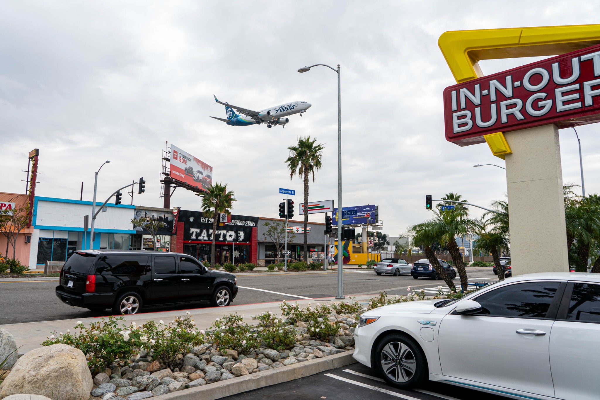 Cheeseburgers and planespotting: My visit to the LAX airport In-N-Out ...