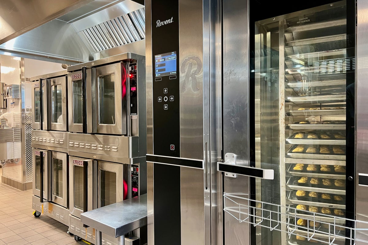 Behind the scenes of how Delta’s inflight meals are prepared - The ...