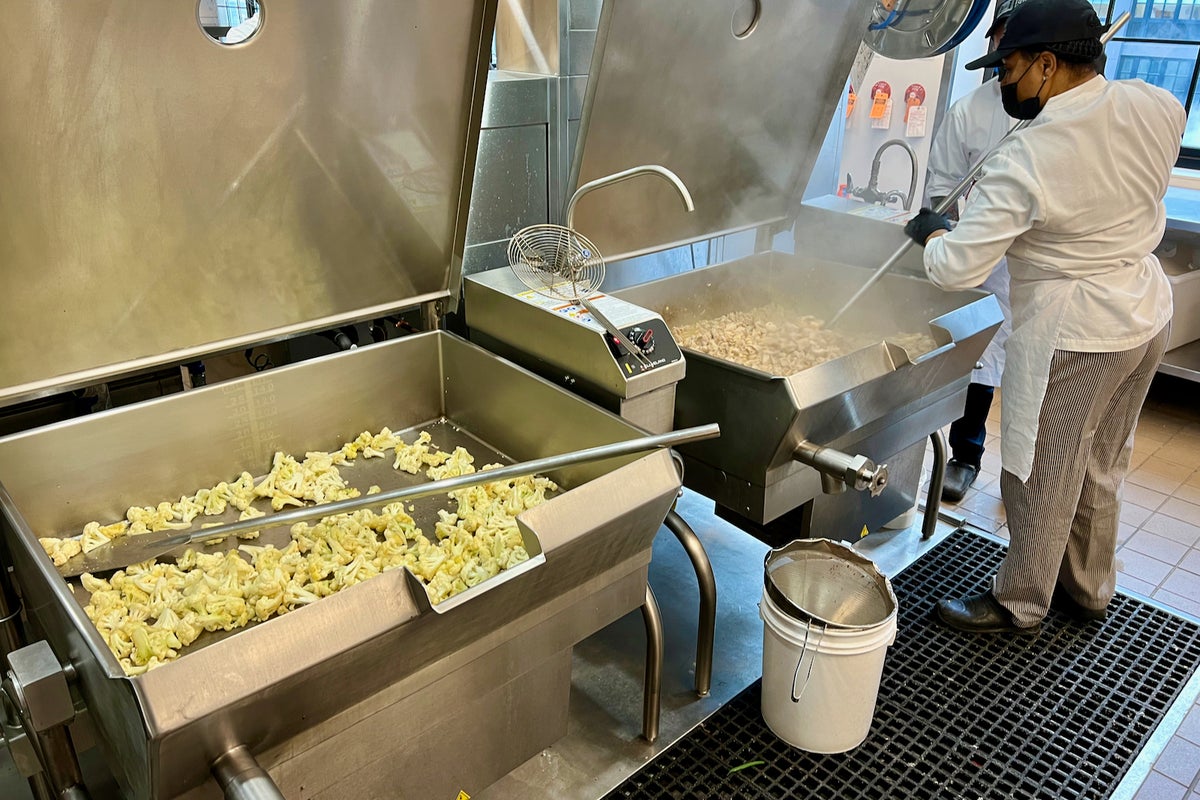Behind the scenes of how Delta’s inflight meals are prepared - The ...