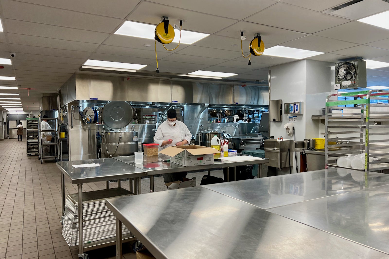 Behind the scenes of how Delta’s inflight meals are prepared - The ...