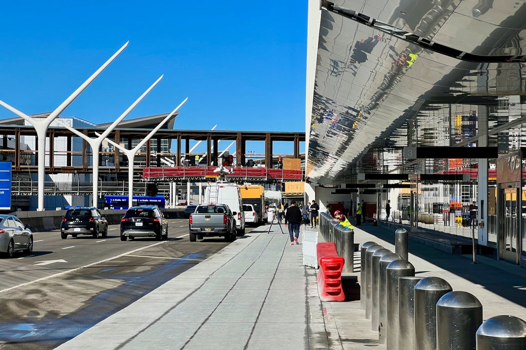 Touring Delta's new 'Sky Way' at LAX, the 1st phase of an overhauled 27 ...
