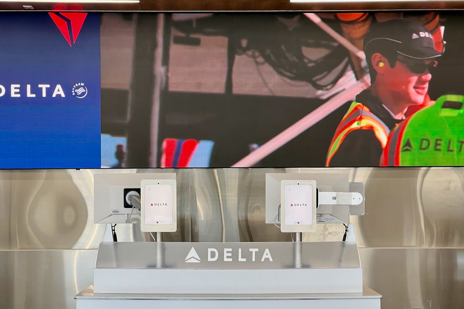 Touring Delta's new 'Sky Way' at LAX, the 1st phase of an overhauled 27 ...
