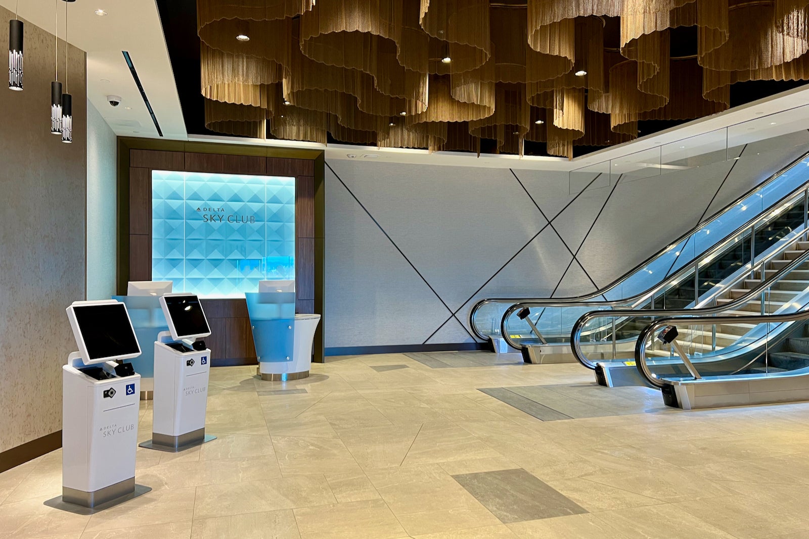 First look at Delta’s new 30,000-square-foot Sky Club in Los Angeles ...