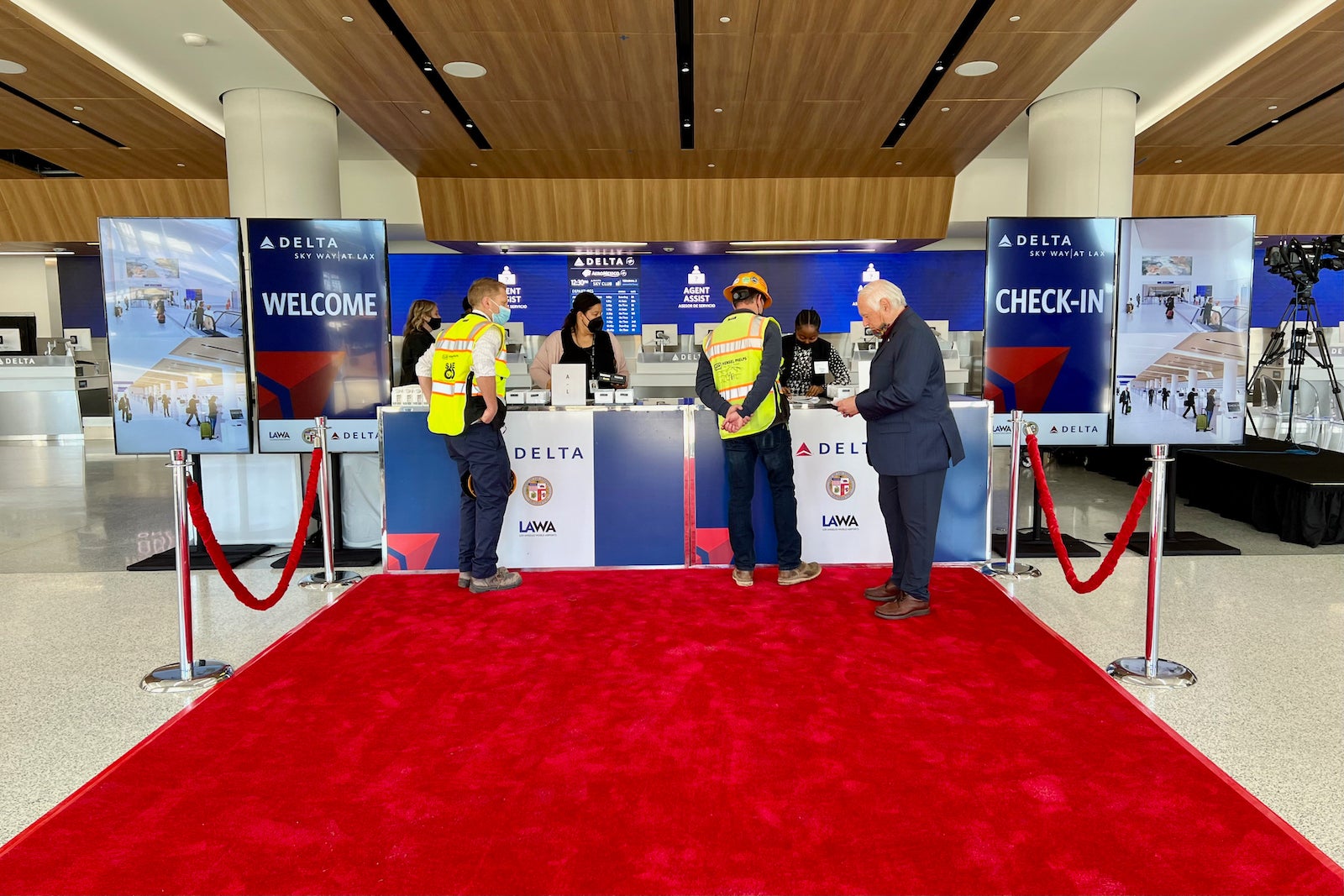 Touring Delta's new 'Sky Way' at LAX, the 1st phase of an overhauled 27 ...