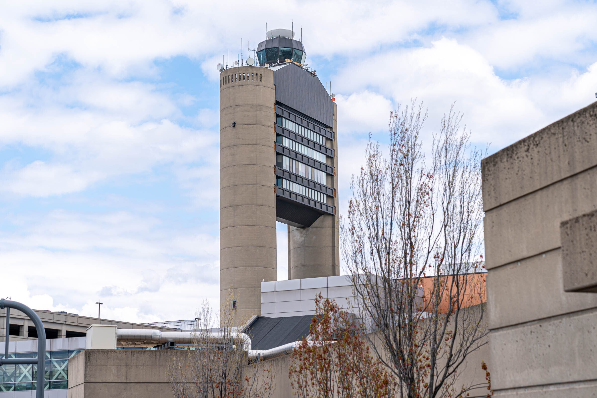 FAA announces $1 billion investment in air traffic control system - The ...