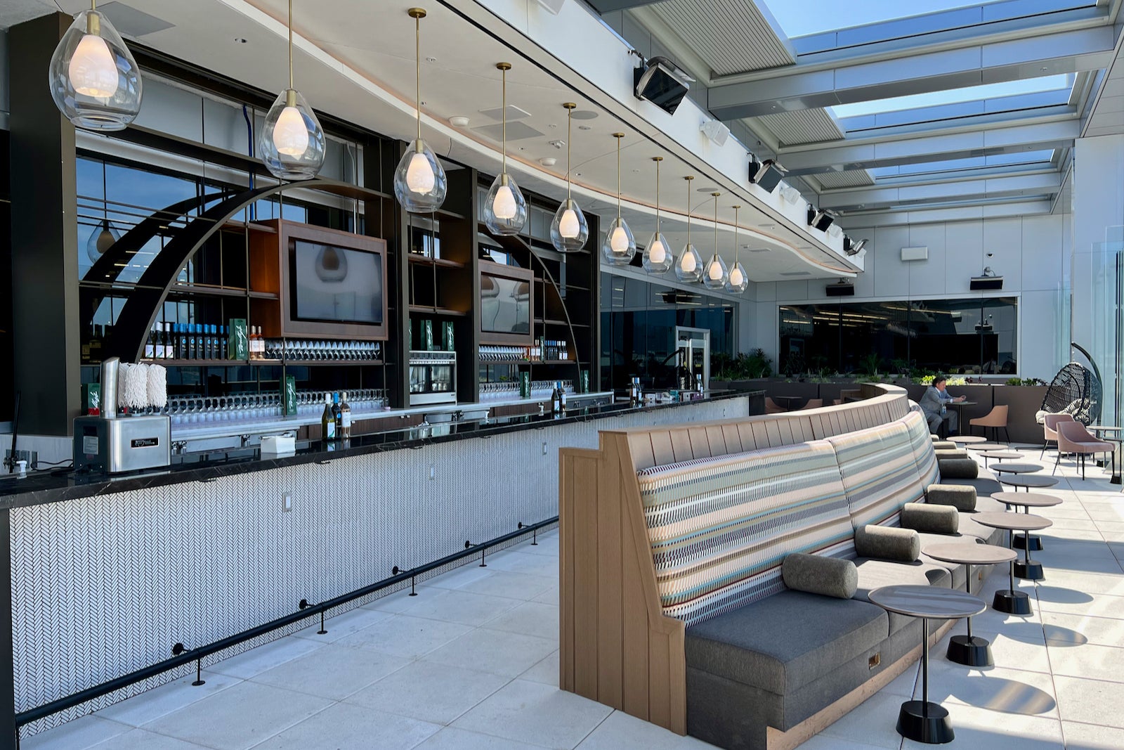 Delta's largest-ever Sky Club shines in its big LAX debut - The Points Guy