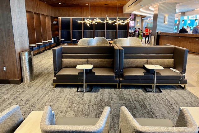 Delta's largest-ever Sky Club shines in its big LAX debut - The Points Guy